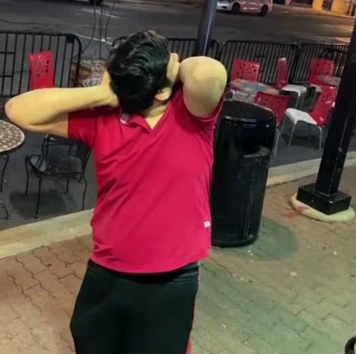 ¡Extraño! Este hombre puede girar la cabeza casi 180 grados.