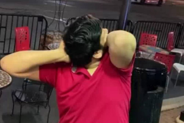 ¡Extraño! Este hombre puede girar la cabeza casi 180 grados.