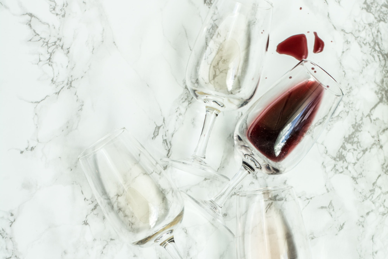 ¿Manchas de vino tinto? Así es como se eliminan fácilmente